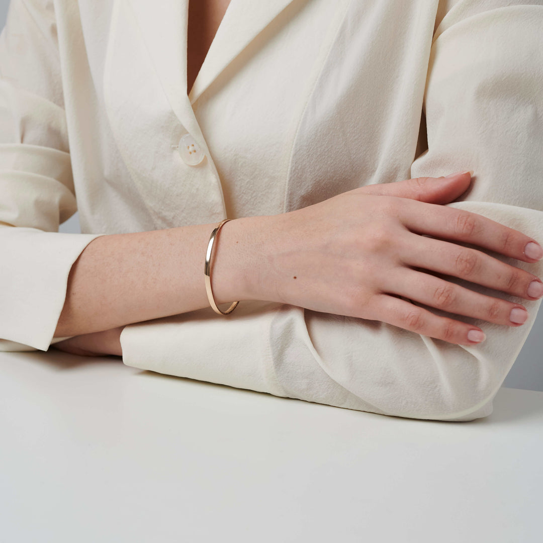 886 Fine Poem Cuff in 9ct Yellow Gold – 886 Royal Mint